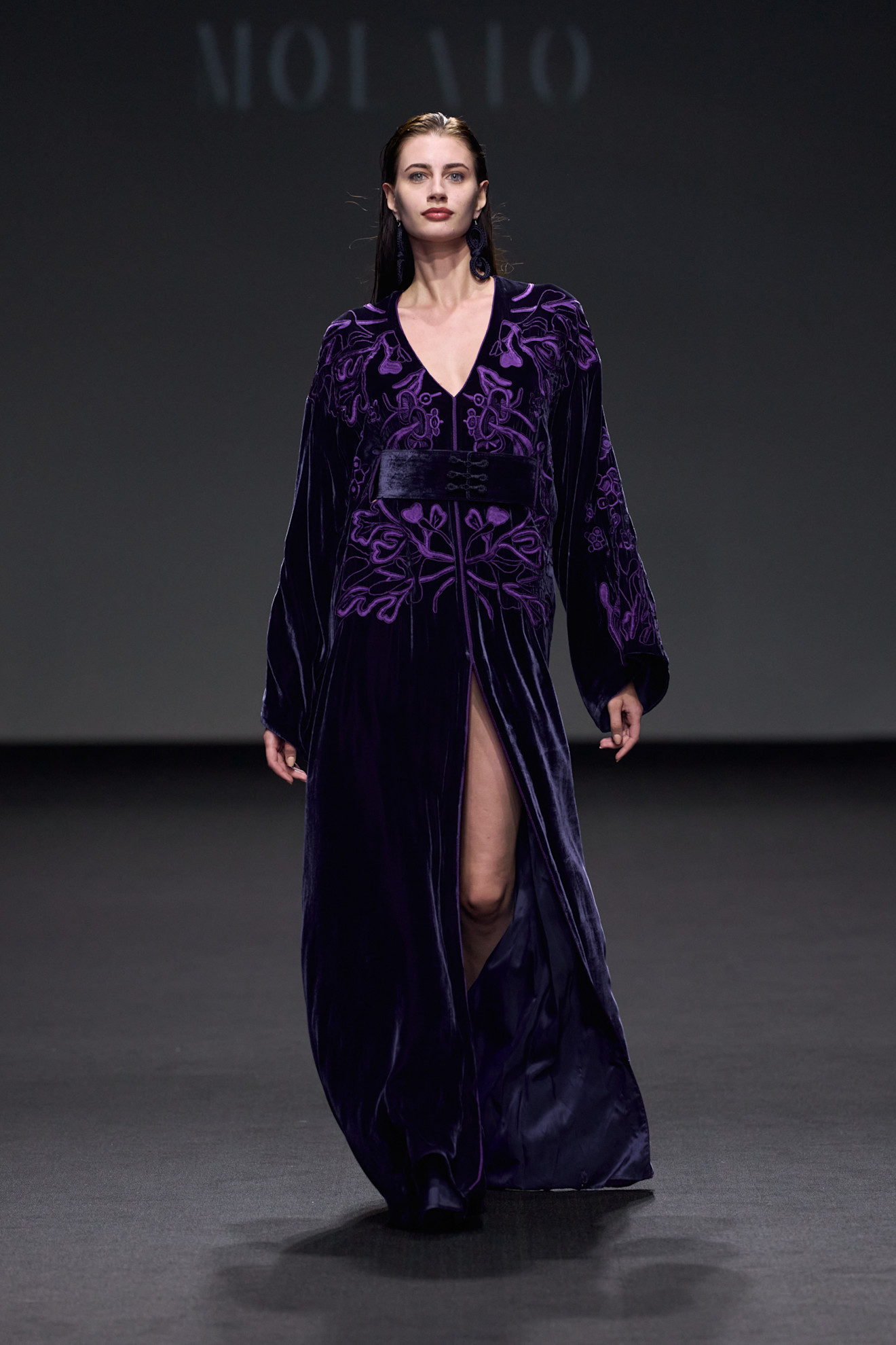 في ختام أسبوع دبي للموضة لشتاء 2026 تصاميم تحاكي المرأة الأنيقة - مجلة هي